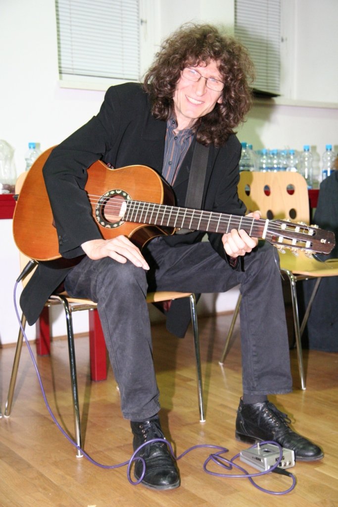 Adi Smolar in drugi glasbeniki sodelovali v dobrodelnem projektu ...