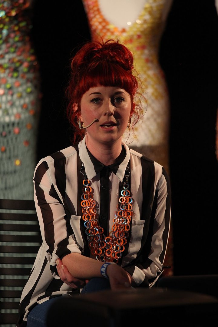 Oblikovalka, ki ustvarja iz zaves za tuširanje - Moda in lepota - Govori.se