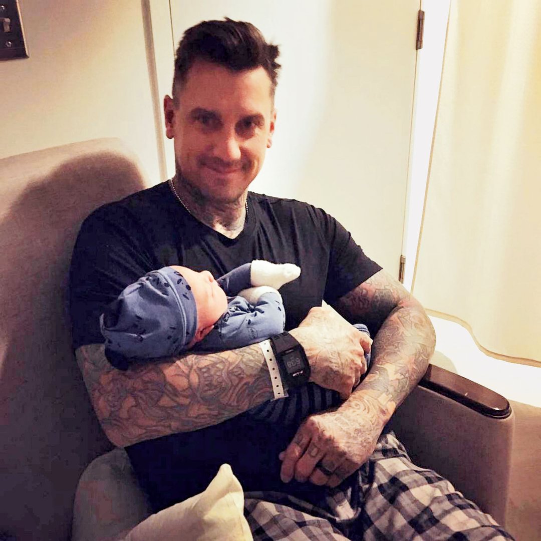 Pevka Pink in Carey Hart sta postala starša malemu Jamesonu - Tuji ...