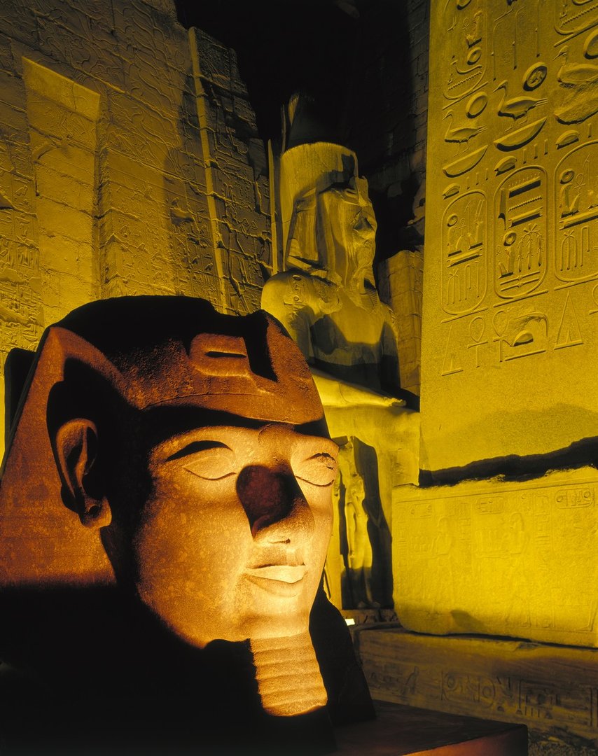 Kairo: Arheologi izkopali del kipa z upodobitvijo Ramzesa II. - Govori.se