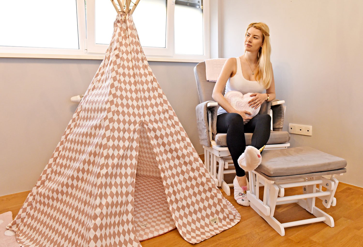 Nekdanja miss Lara Koren pričakuje deklico! - Domači trači - Govori.se