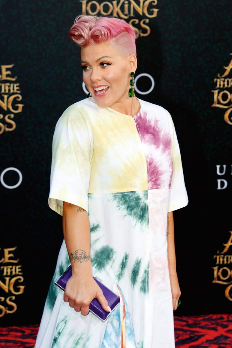 Energična pevka Pink: Leta se ji počasi začenjajo poznati, a posege ...