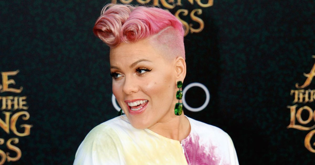 Energična pevka Pink: Leta se ji počasi začenjajo poznati, a posege ...