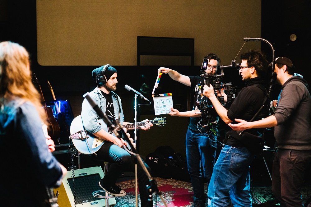 Hamo & Tribute 2 Love predstavljajo videospot za uspešnico »Ona Gre ...