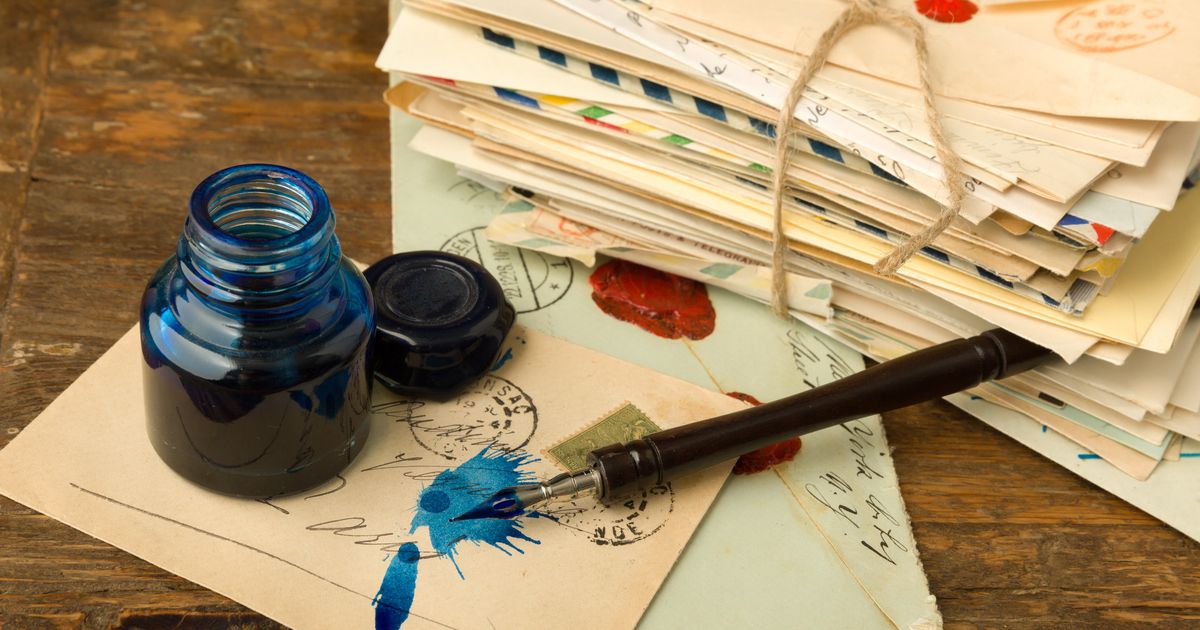 Pisanje razglednic - velika strast literata Aleša Debeljaka, ki jo je ...