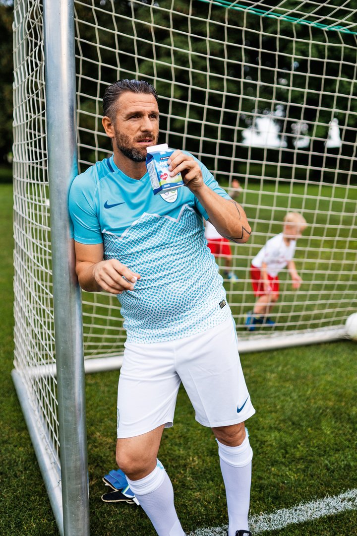 Utrinek s snemanja: Sebastjan Cimirotič se z otroki dobro razume ...