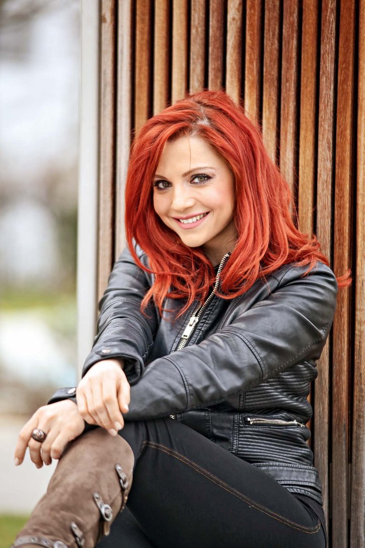 Pevka Tanja Žagar bo najdaljšo noč kot že običajno preživela na odru ...