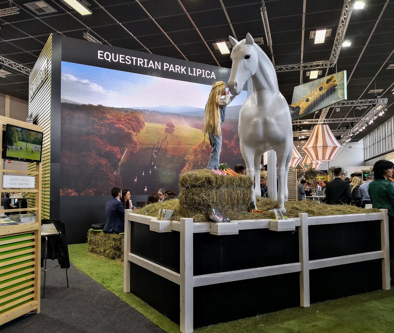 Beli lipicanec v naravni velikosti na mednarodni turistični borzi v ...