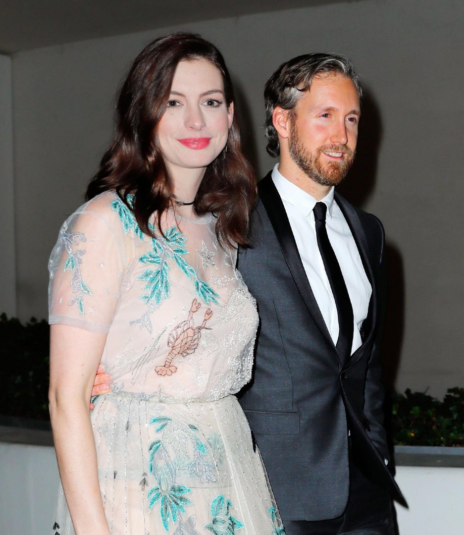 Anne Hathaway več ne skriva nosečniškega trebuščka! - Govori.se