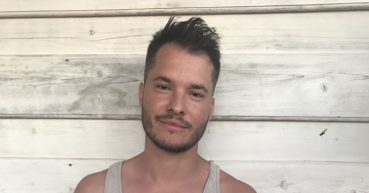 Dennis se veseli morske hrane, plavanja in druženja z mamo, sestro in ...