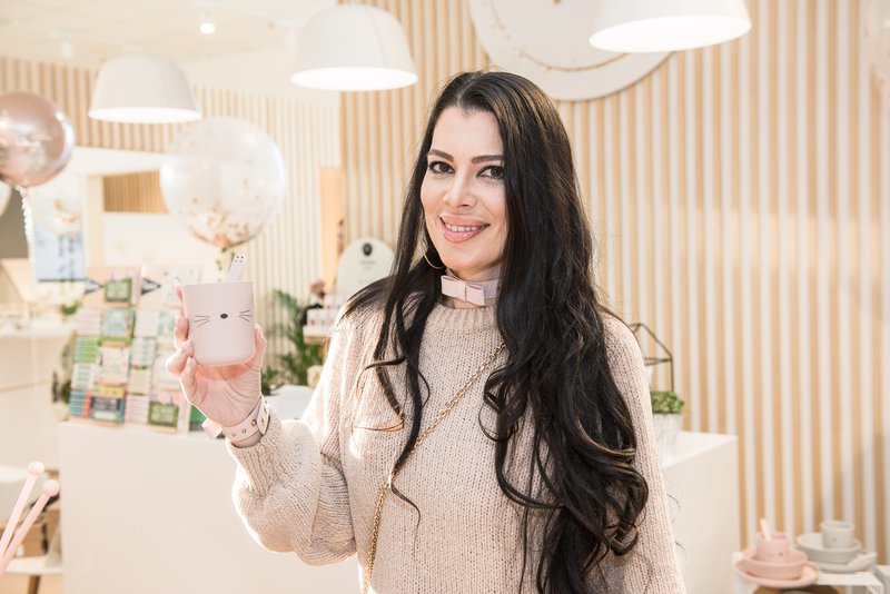 preberi.si - Iris Mulej zase izbrala bele kopalke s prosojnim detajlom ...