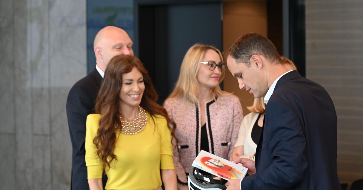 Eva Irgl je nosila kroj hlač, ki lepo poudari vitek pas in doda pridih ...