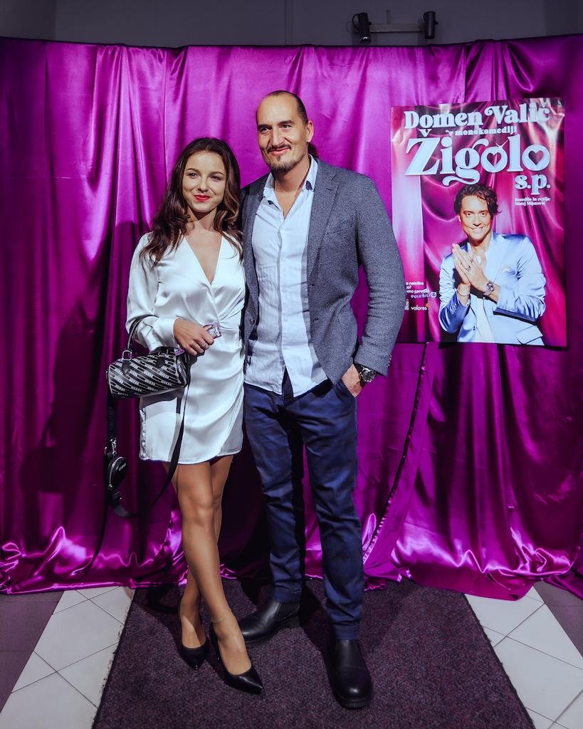 Tako postavna je srčna izbranka Vida Valiča, ki je zdaj razkril to, kar so se spraševali čisto ...