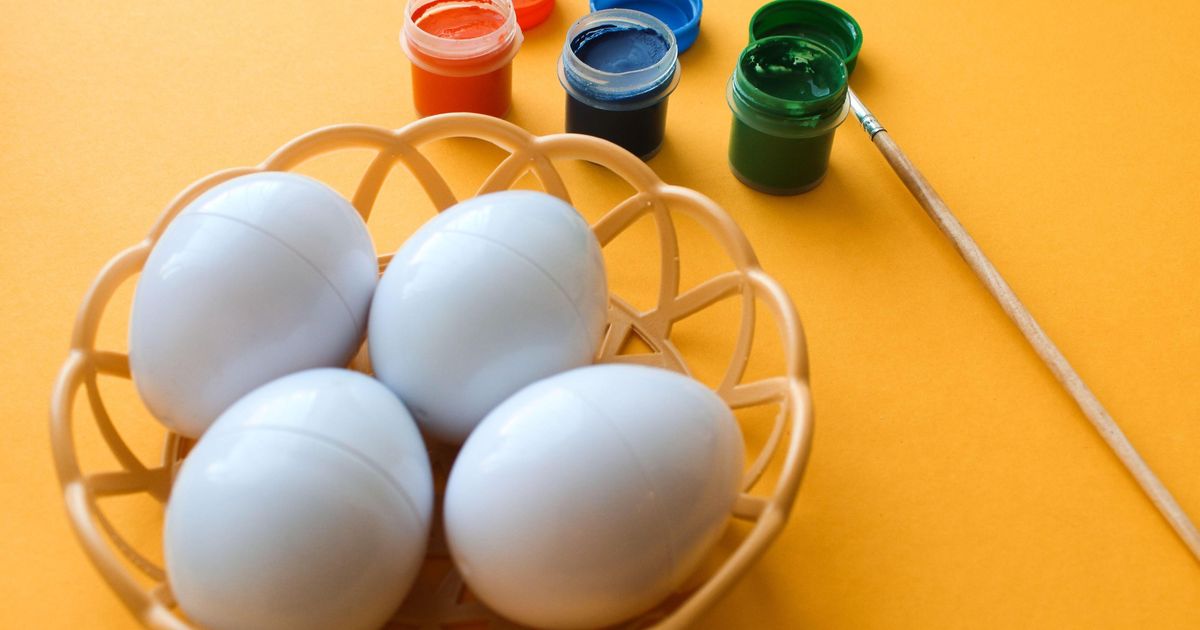 Tako jih še nikoli niste barvali! Nenavaden način barvanja jajc, ki bo najbolj razveselil otroke ...