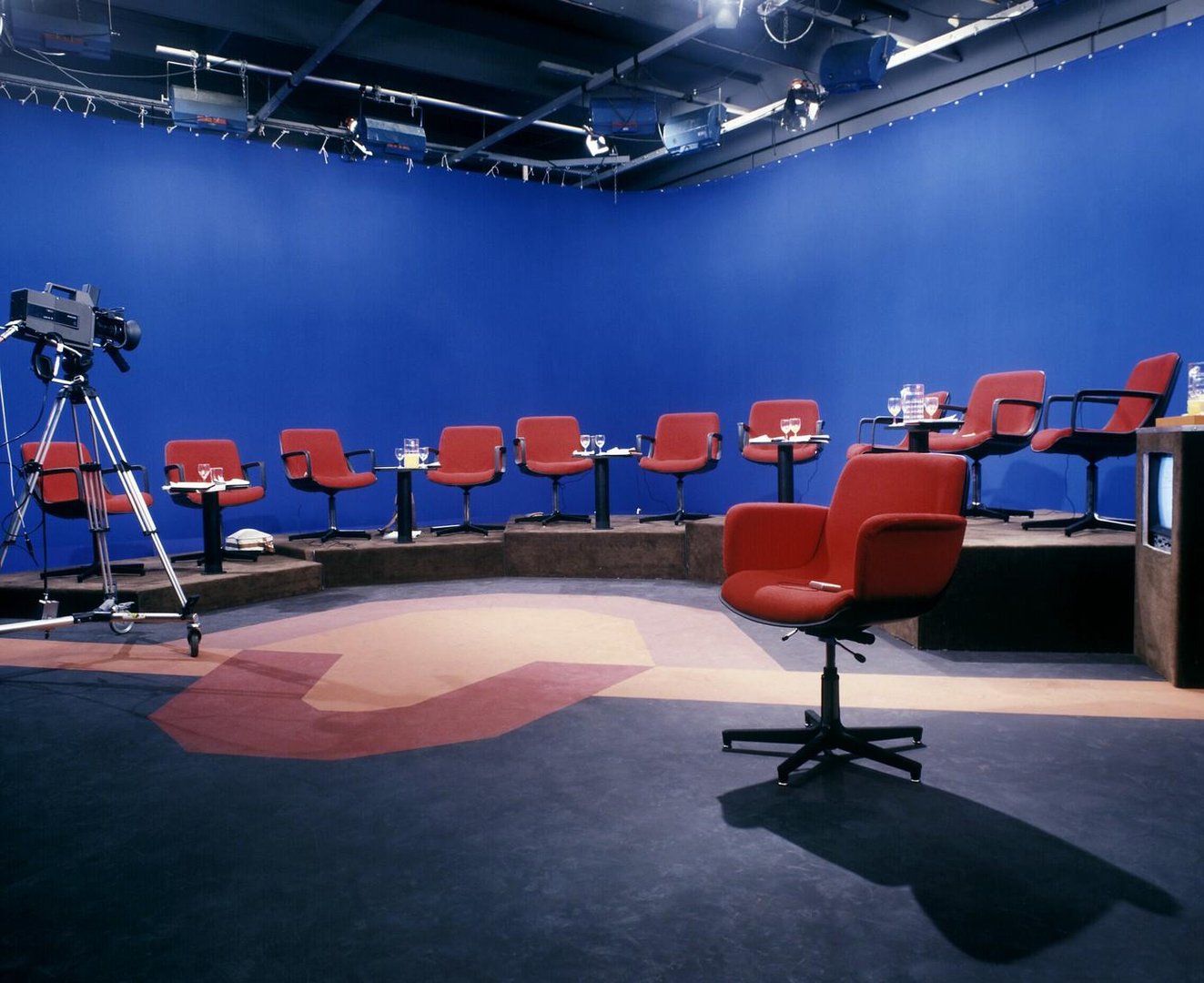 Nekdanja urednica še vedno prejema 8000 evrov plače, številni so proti ...