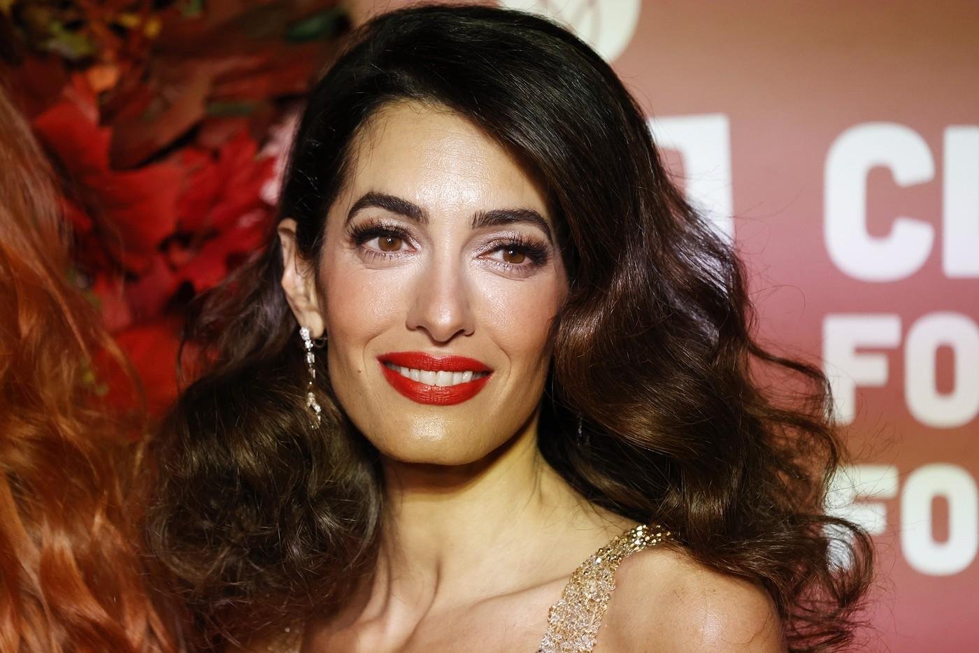 Amal Clooney s temi preprostimi pravili vsako modno kombinacijo naredi ...